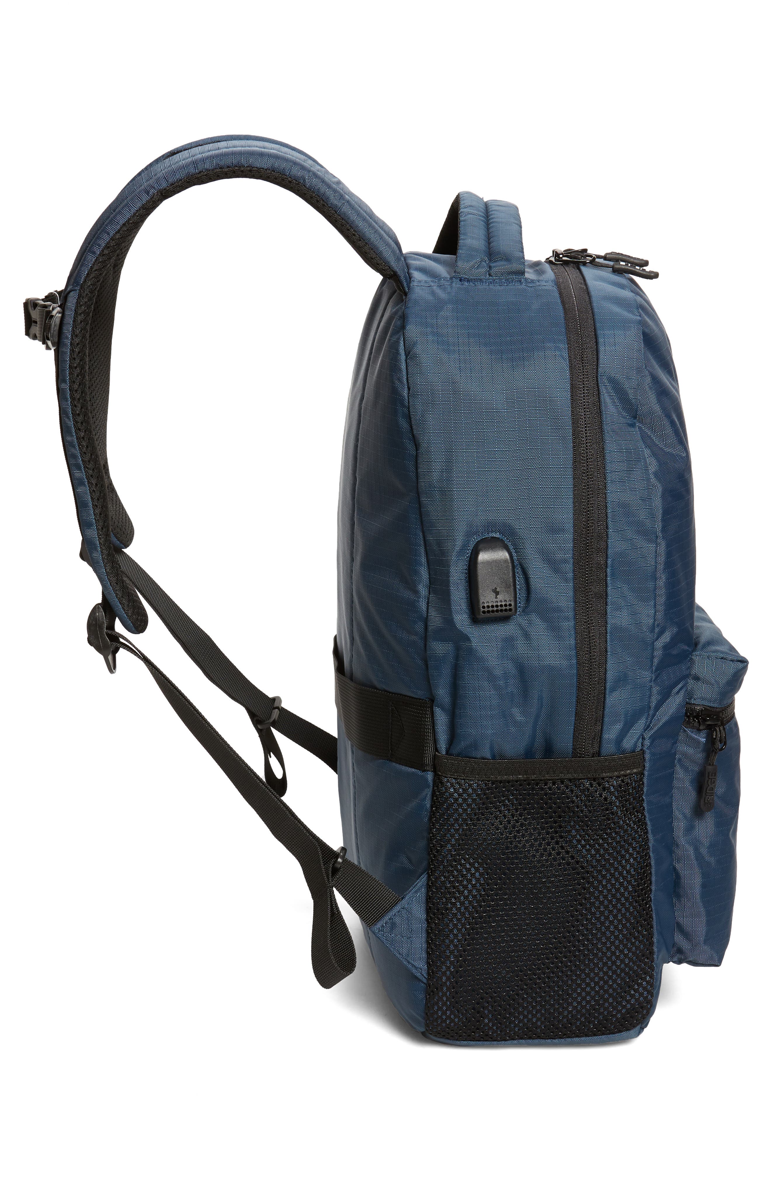the Ridge Ripstop Daypack in Navy | Smart Closet
