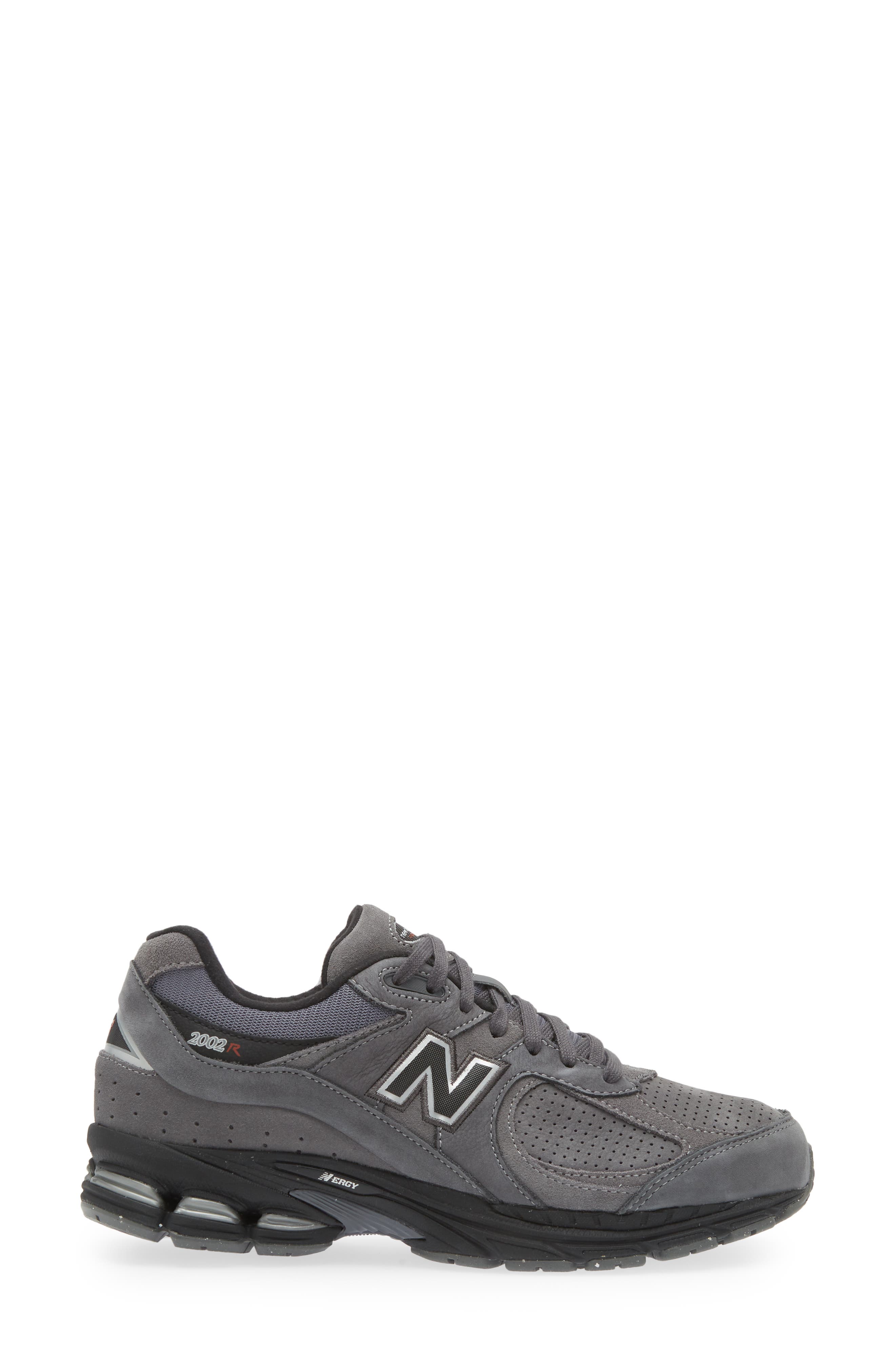 New Balance 2002R Sneaker in Eclipse/Raincloud | Smart Closet