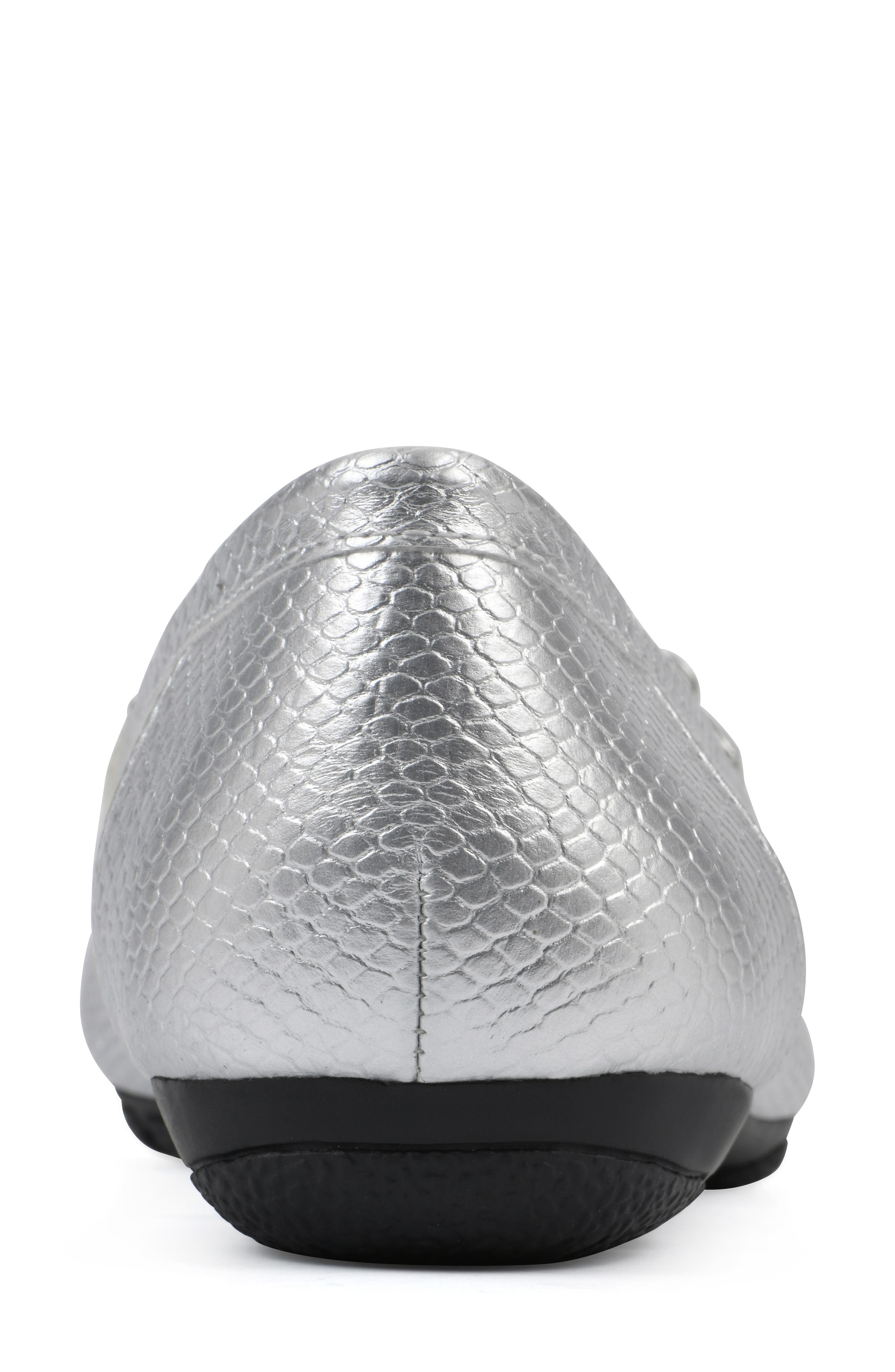 CLIFFS BY WHITE MOUNTAIN Genius Chain Bit Embossed Loafer (Women ...